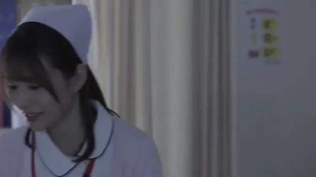 可愛くて巨乳でセクシーと病棟で噂の夜勤専従ナース‘伊藤さん’が夜な夜な懐中電灯を片手に溜まってる患者の性処理巡回してるのを覗いてしまった僕は…… 伊藤舞雪のエロ画像